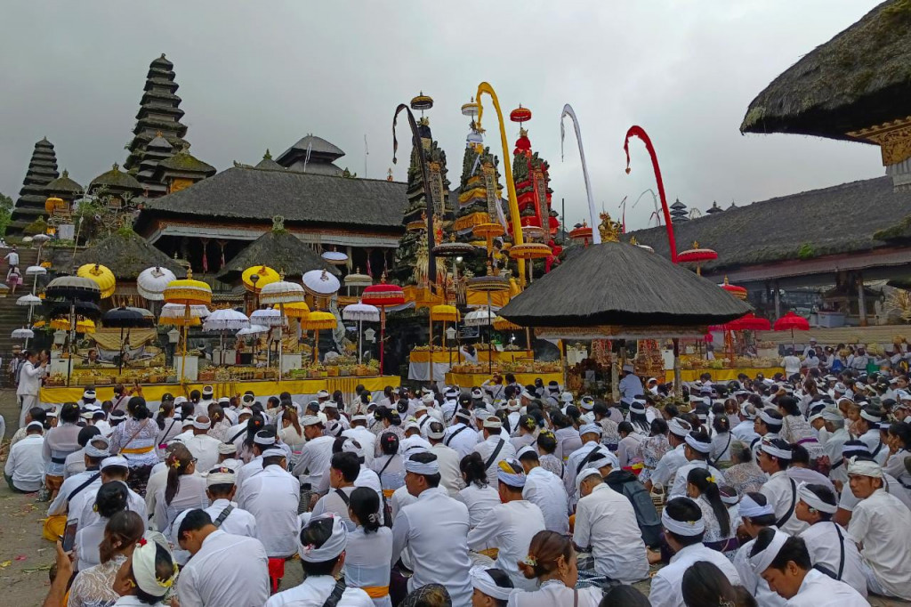 Bhakti Penganyaran dan Persembahyangan Bersama Ngrastiti Bhakti Desa ...