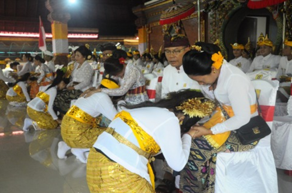 Mengenal Proses Prosesi Sungkem Serangkaian Acara Mesangih di Desa Adat ...