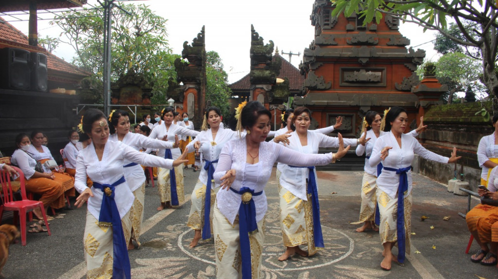 Penampilan Tari Rejang Sri Sedana oleh Krama Istri Desa Adat Dalung ...