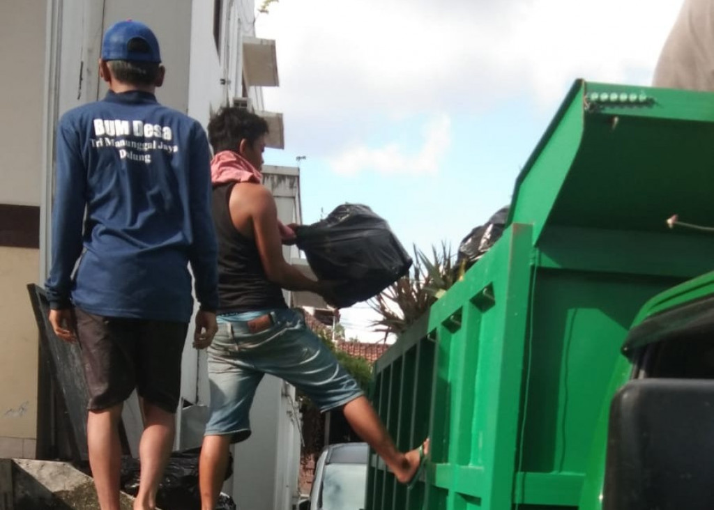 Pengangkutan Sampah Masyarakat di Desa Dalung Oleh Unit Jasa Kebersihan ...