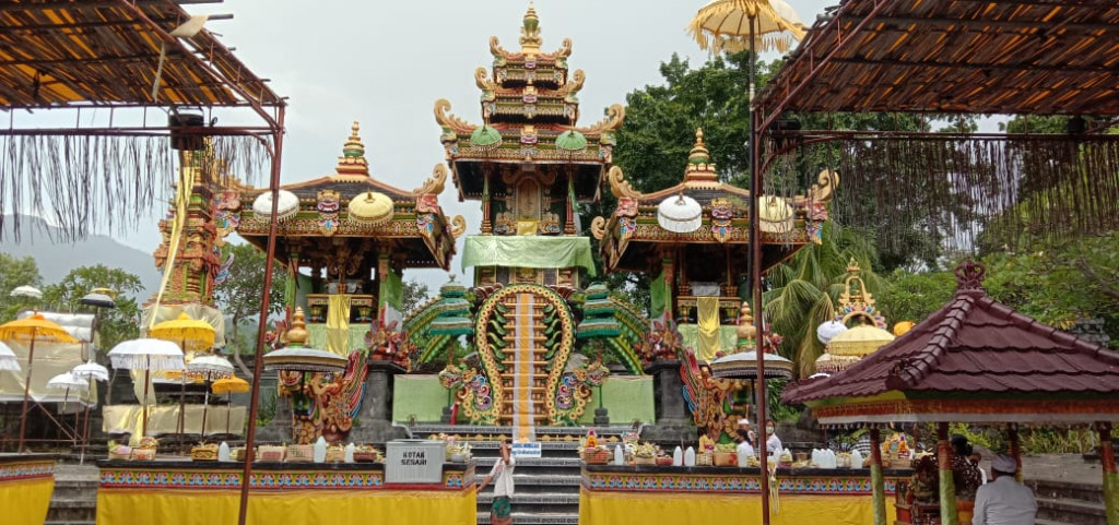 Penuh Keheningan, Krama Banjar Adat Untal-Untal Tirta Yatra ke Pura ...