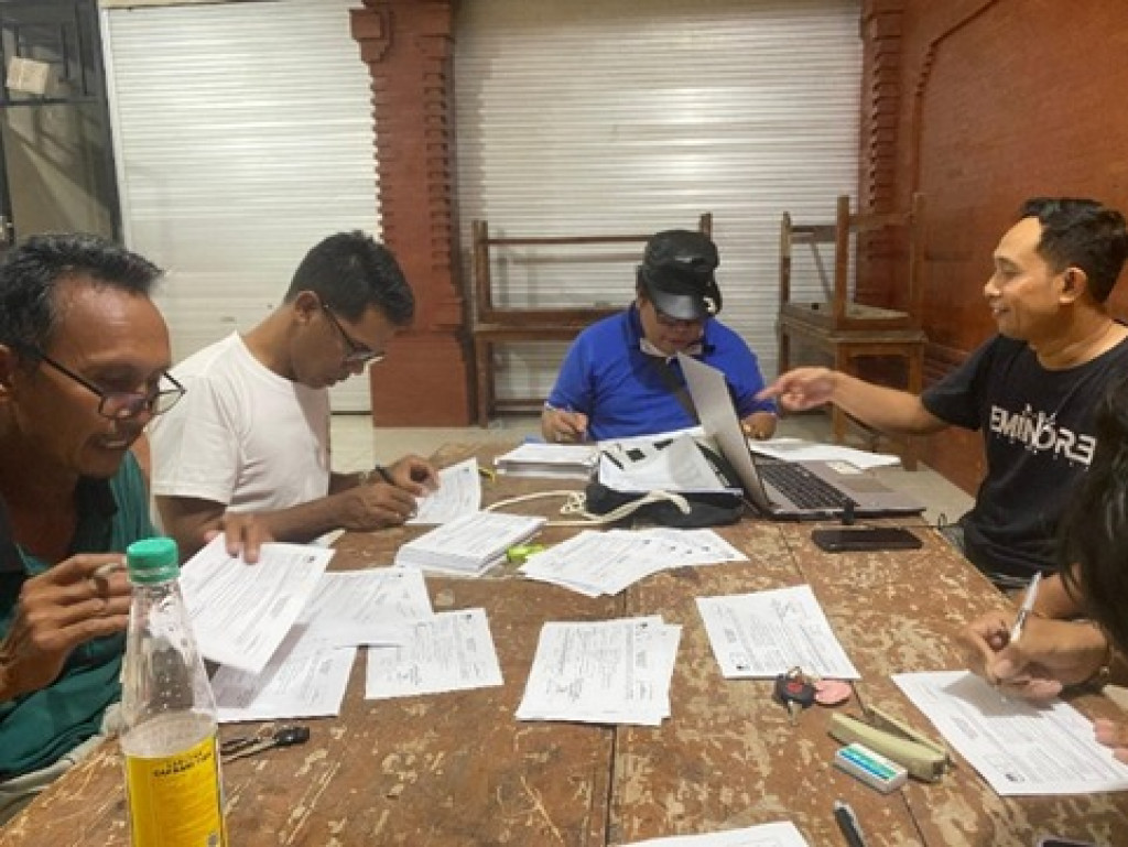 Persiapan Pengisian Surat Pemberitahuan Memilih oleh KPPS TPS 05 Br ...