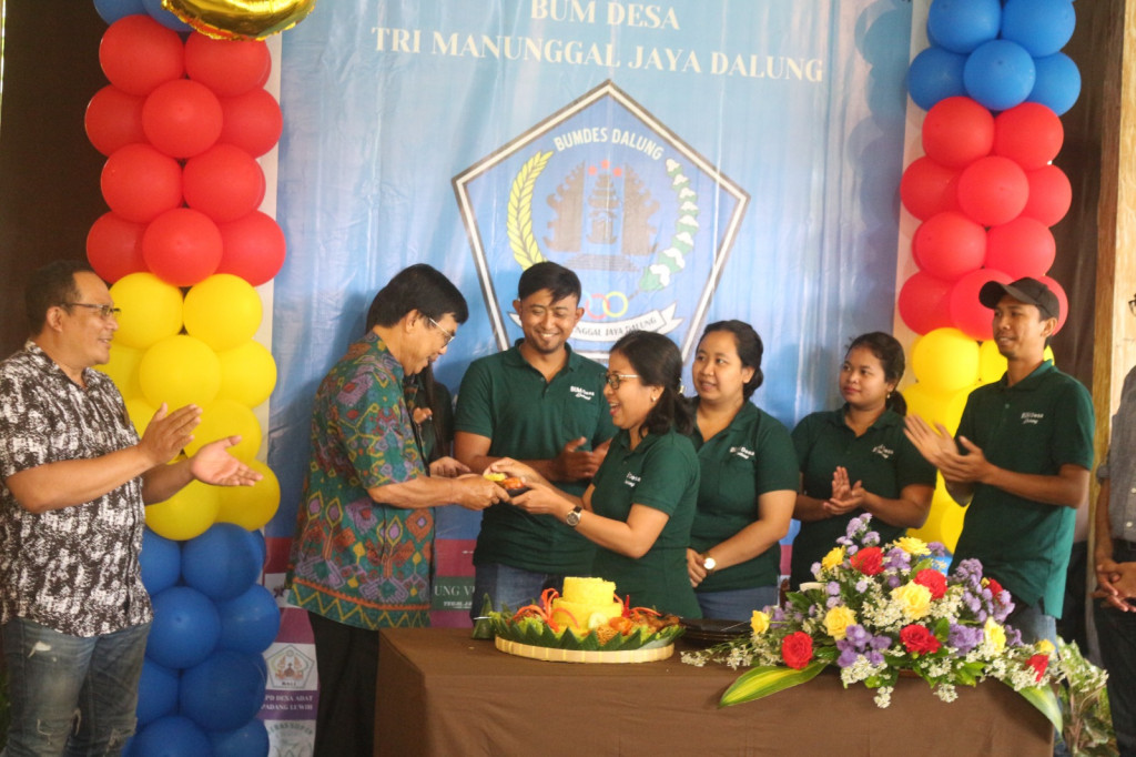 Potong Tumpeng Simbol Rasa Syukur BUM Desa Dalung Dalam Acara HUT Ke-5 ...