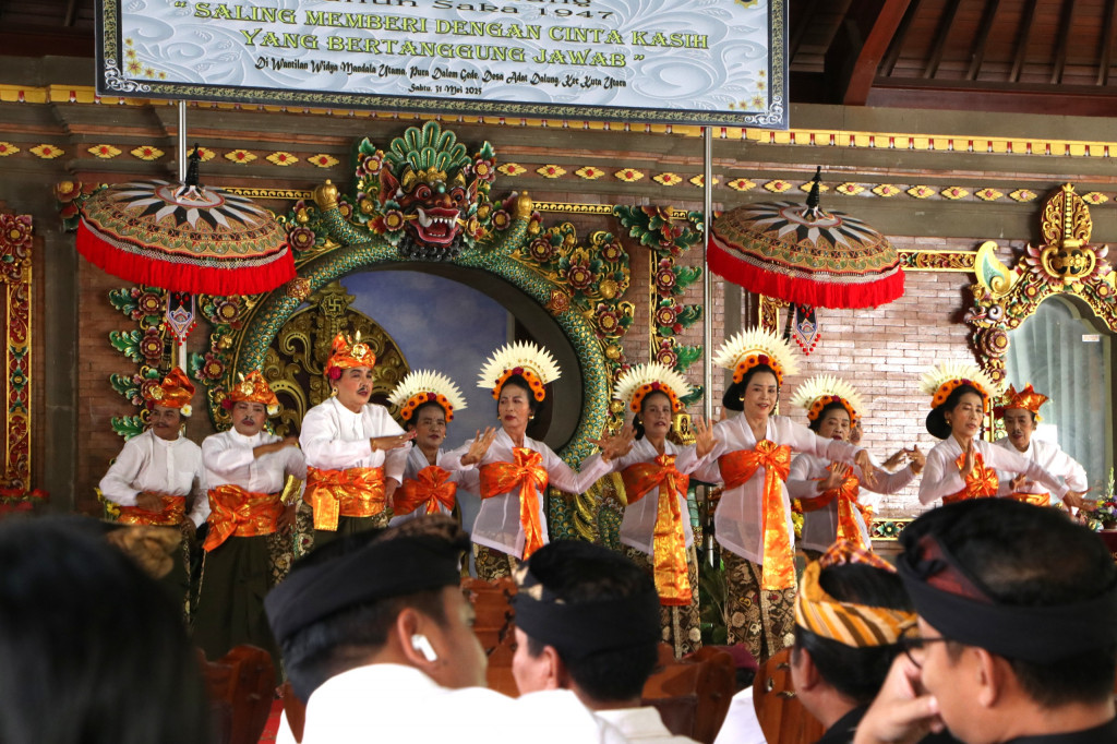 Semangat Tak Pernah Pudar, Lansia Ikut Menari Janger di Desa Dalung ...