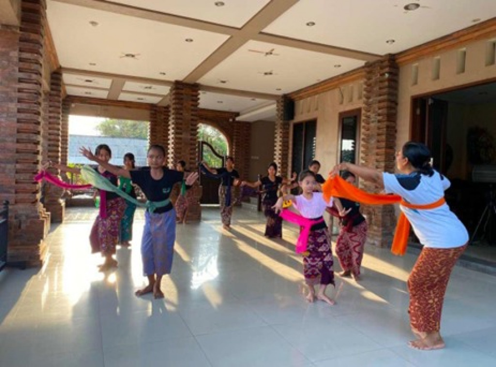 Wujudkan Remaja Produktif, Giat Latihan Tari di Banjar Gaji, Desa ...